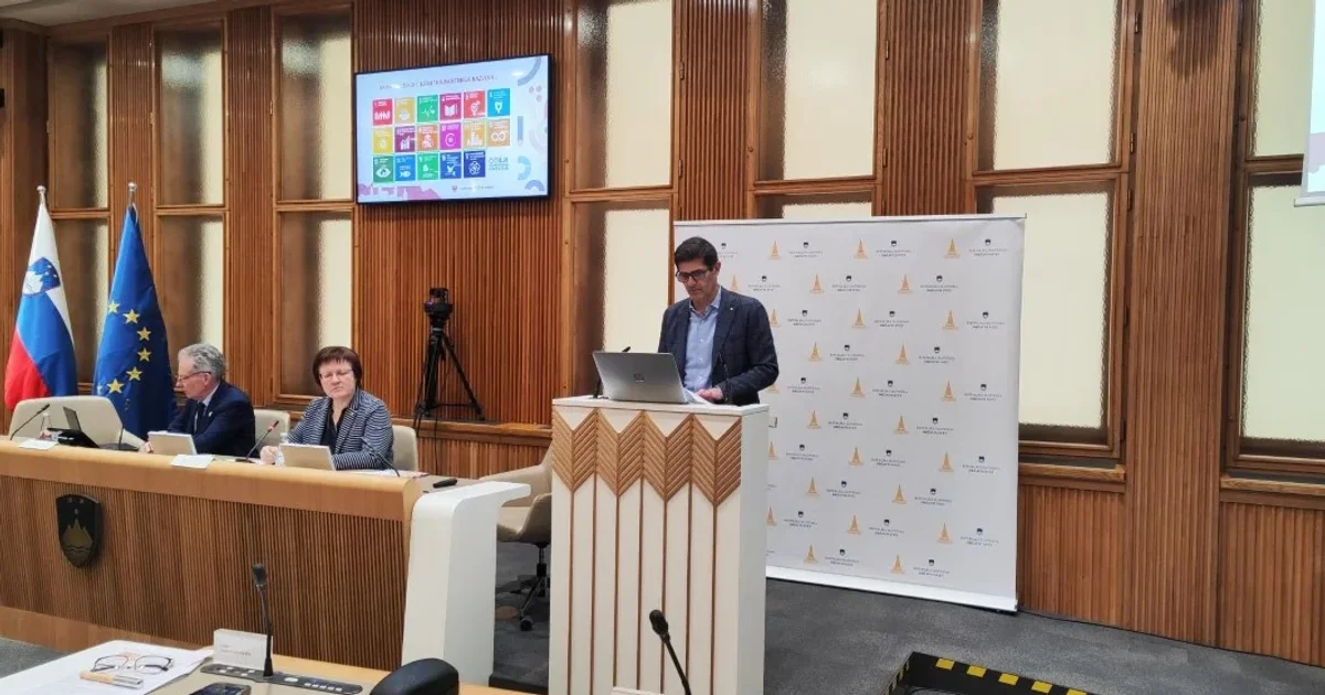 Uspešno predstavili svoje dosežke na posvetu o slovenski hrani v javnih ...